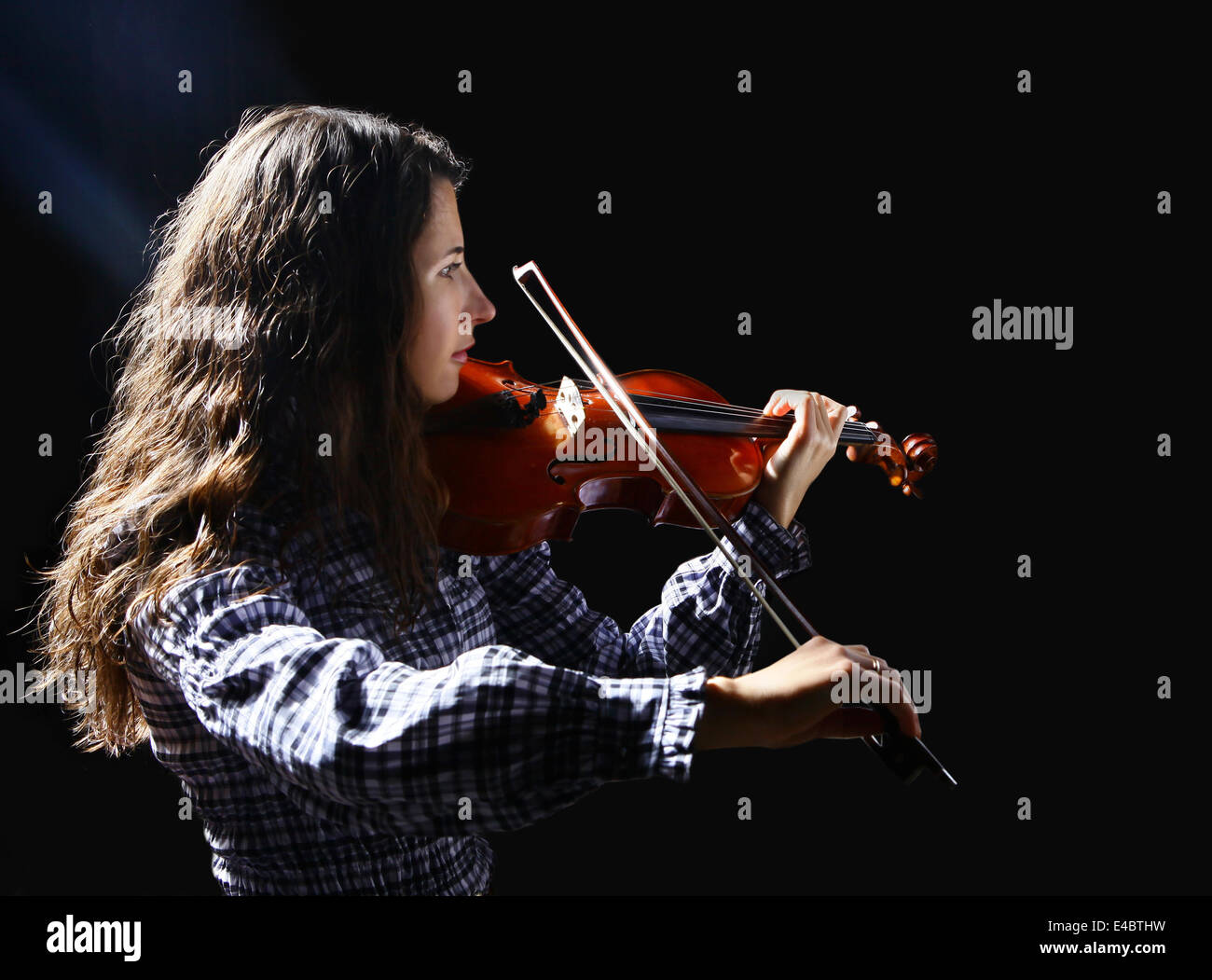 Beautiful violinist musician Stock Photo - Alamy
