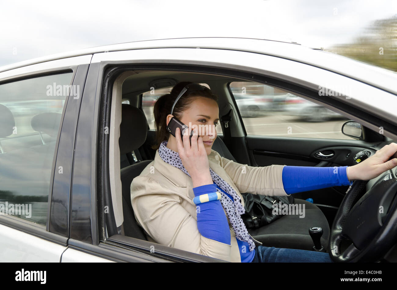 Frau und auto hi-res stock photography and images - Alamy