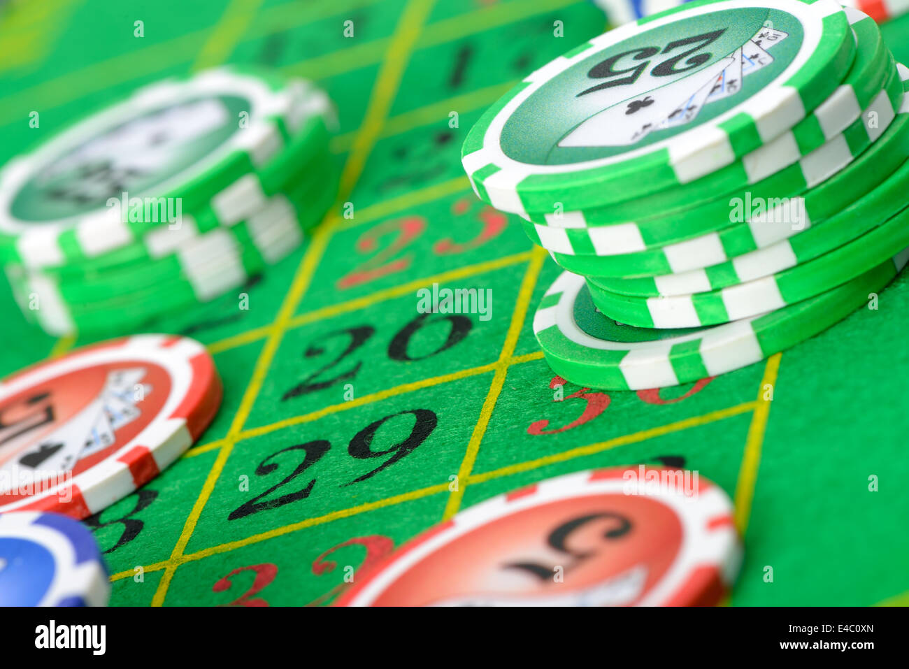 Gaming chips on the green cloth Stock Photo - Alamy