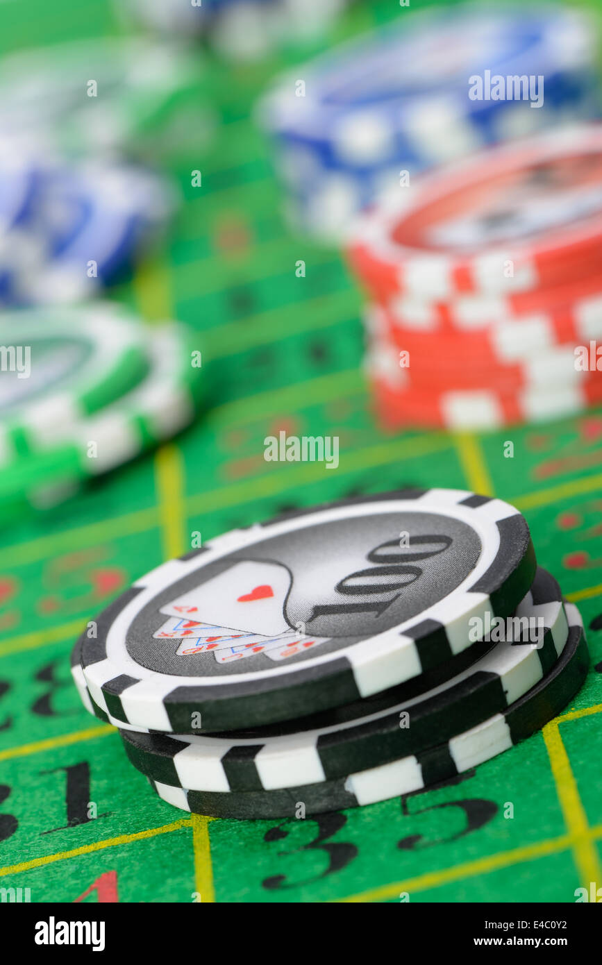 Gaming chips on the green cloth Stock Photo - Alamy
