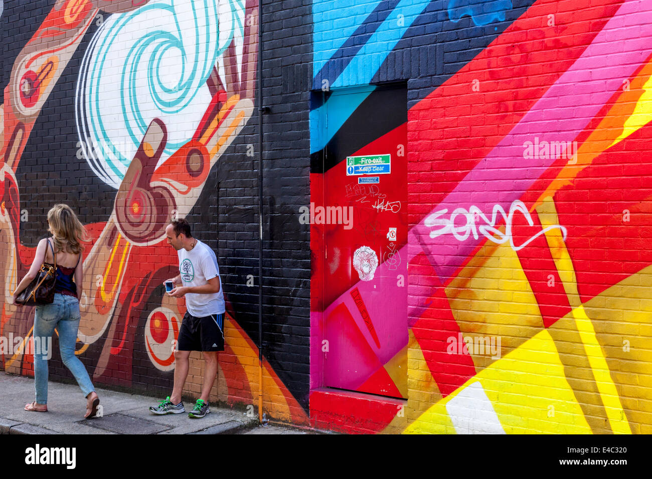 Shoreditch murals hi-res stock photography and images - Alamy