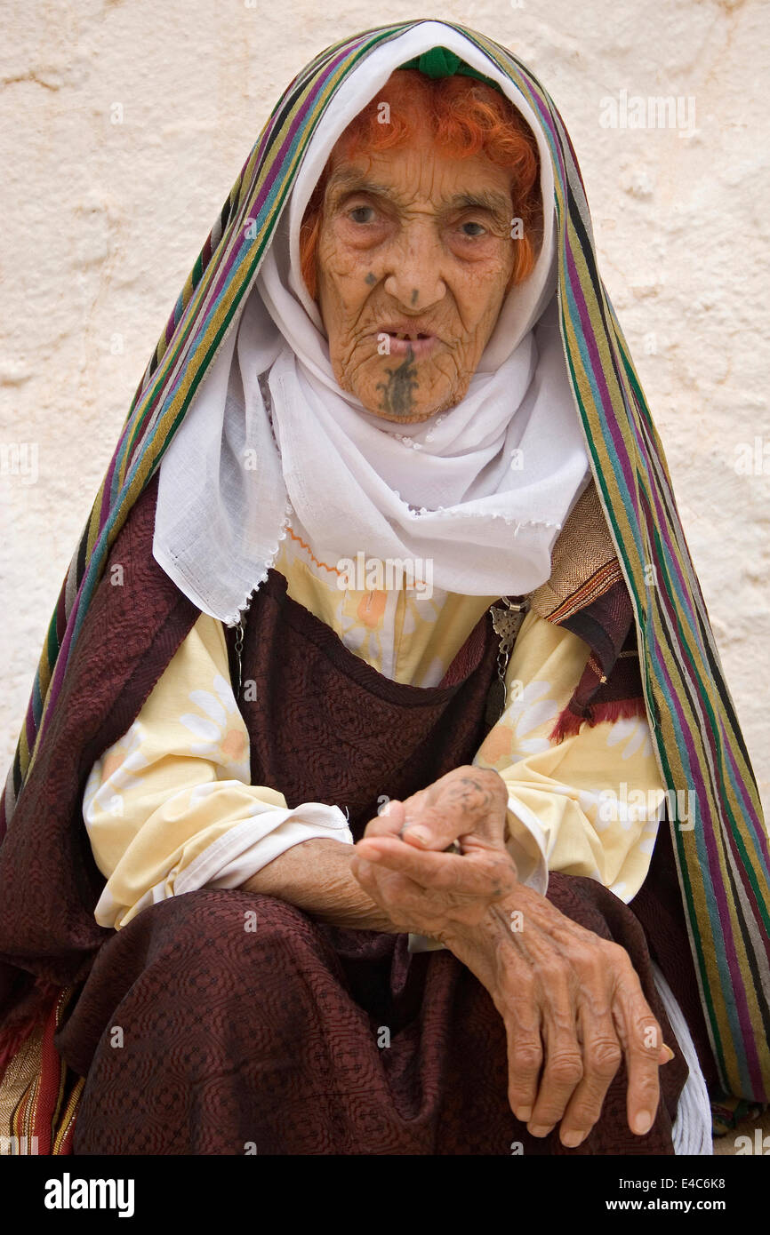 Berber woman troglodyte, Matmata, Tunisia Stock Photo - Alamy