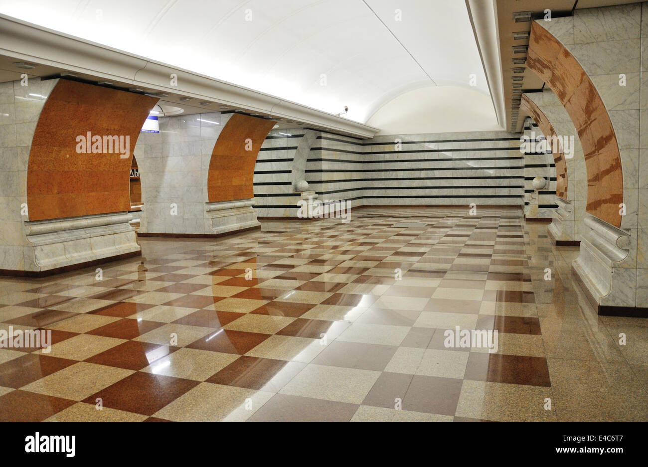 Transportation underground metro columns hi-res stock photography and ...