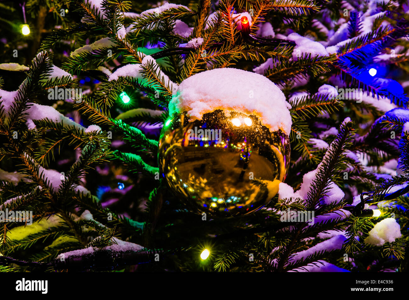 Ball on the christmas tree hi-res stock photography and images - Alamy