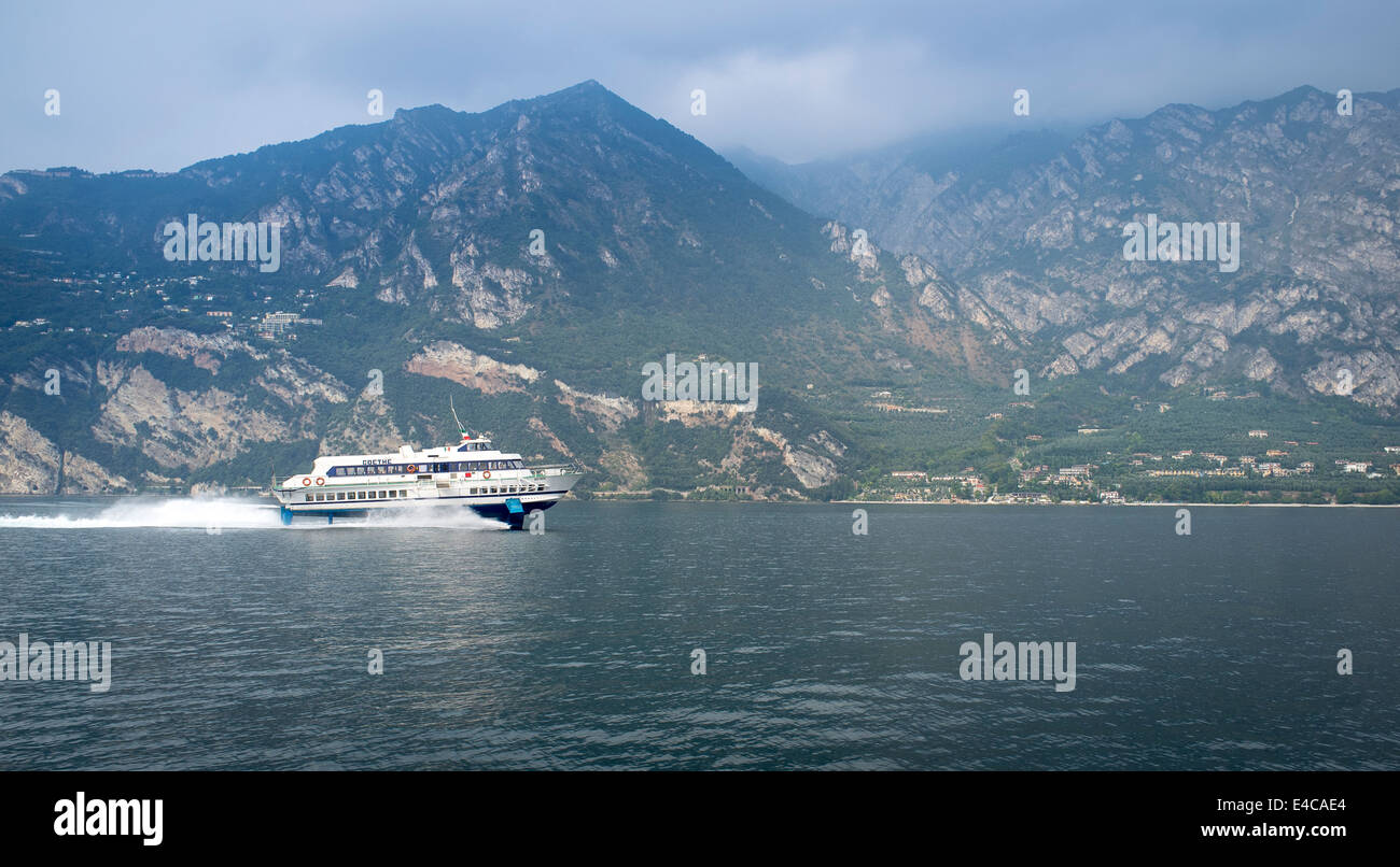 Hydrofoil passenger ferry crossing Lake Garda, Italy Stock Photo - Alamy