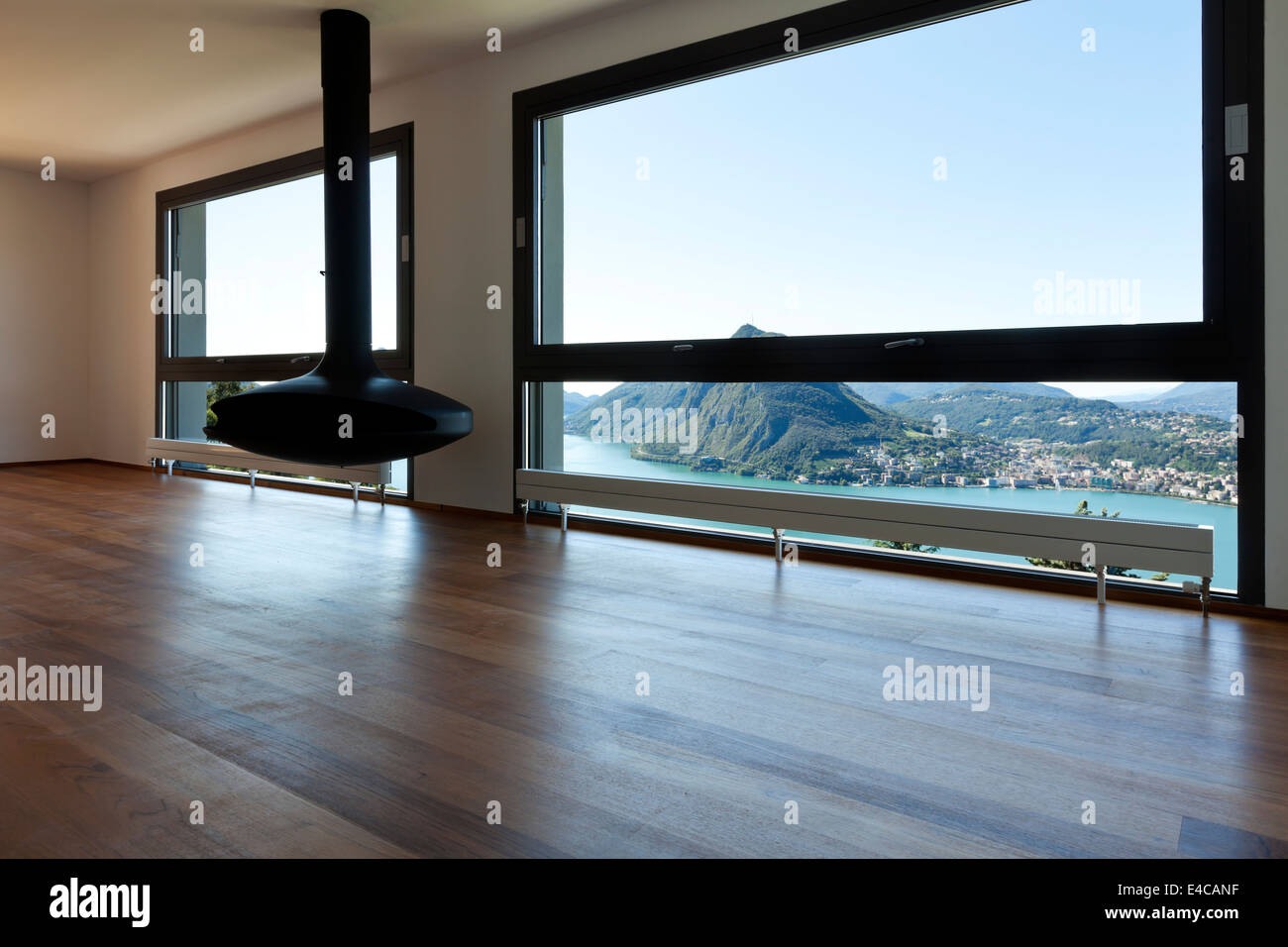 Empty room with two windows hi-res stock photography and images - Alamy