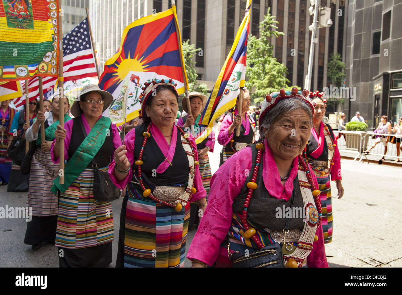 Asian american immigrants usa parade hi-res stock photography and ...