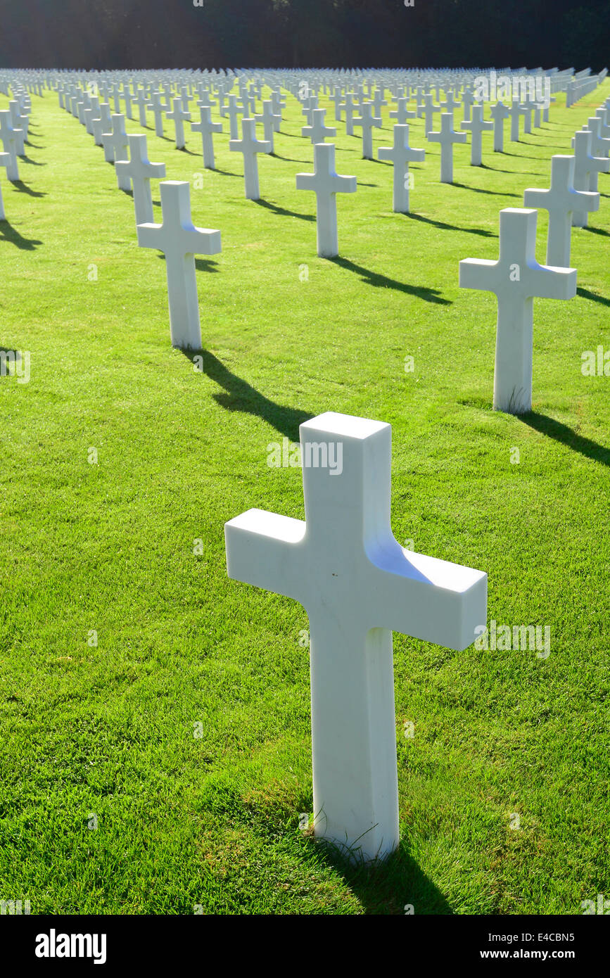 White crosses at wwii cemetery hi-res stock photography and images - Alamy