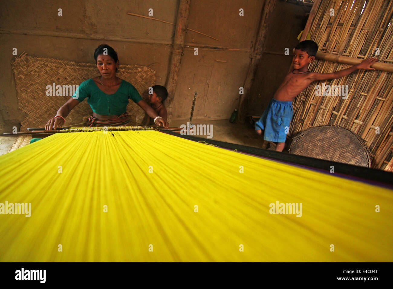 Indigenous women making cloths Stock Photo - Alamy