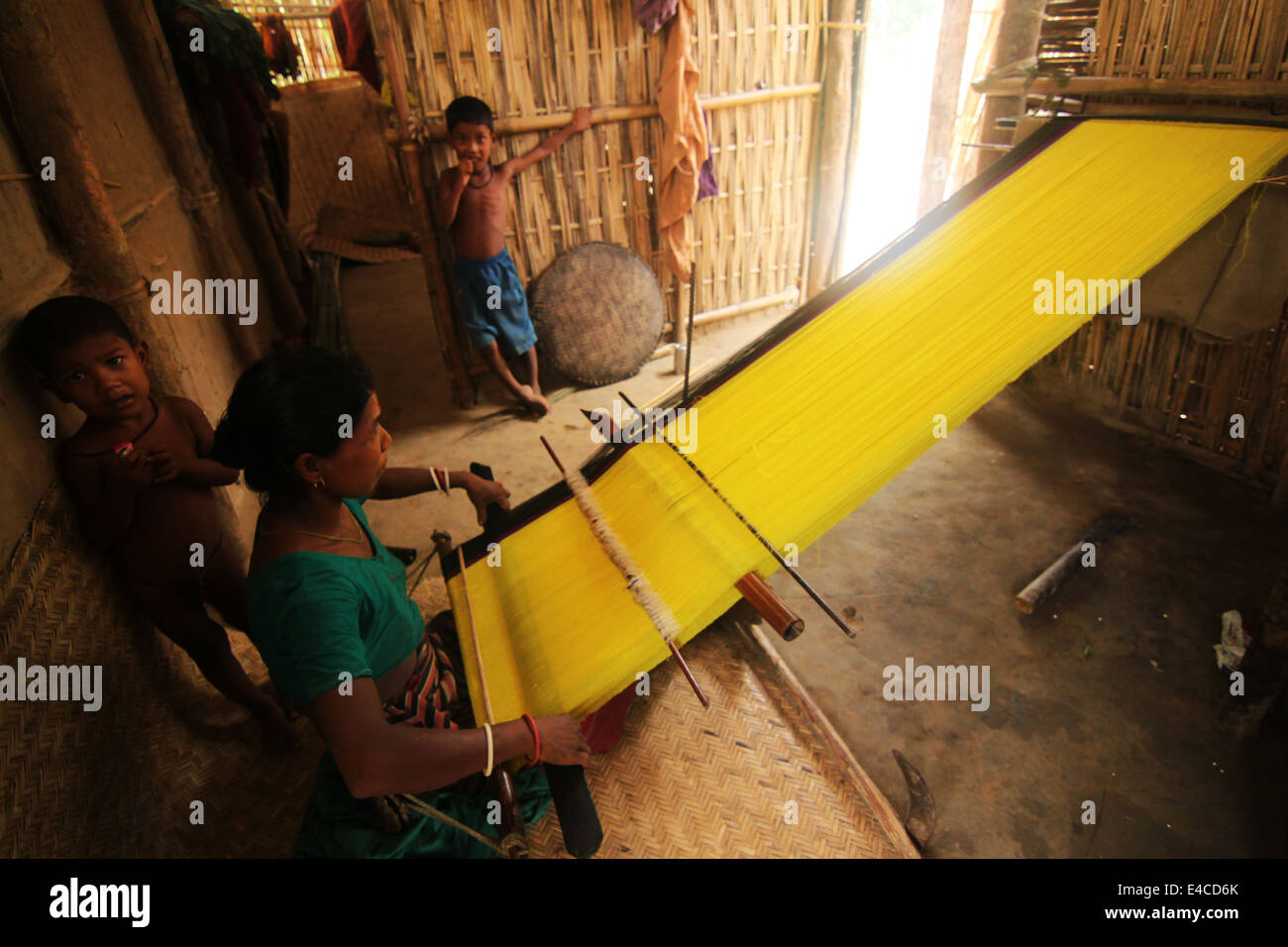 Indigenous women making cloths Stock Photo - Alamy