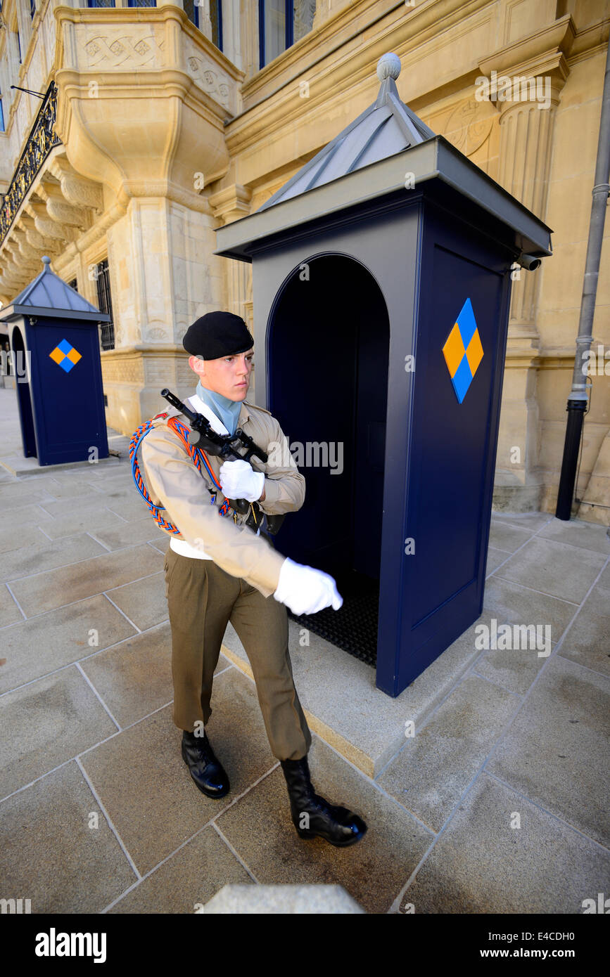 Royal family palace shop hi-res stock photography and images - Alamy