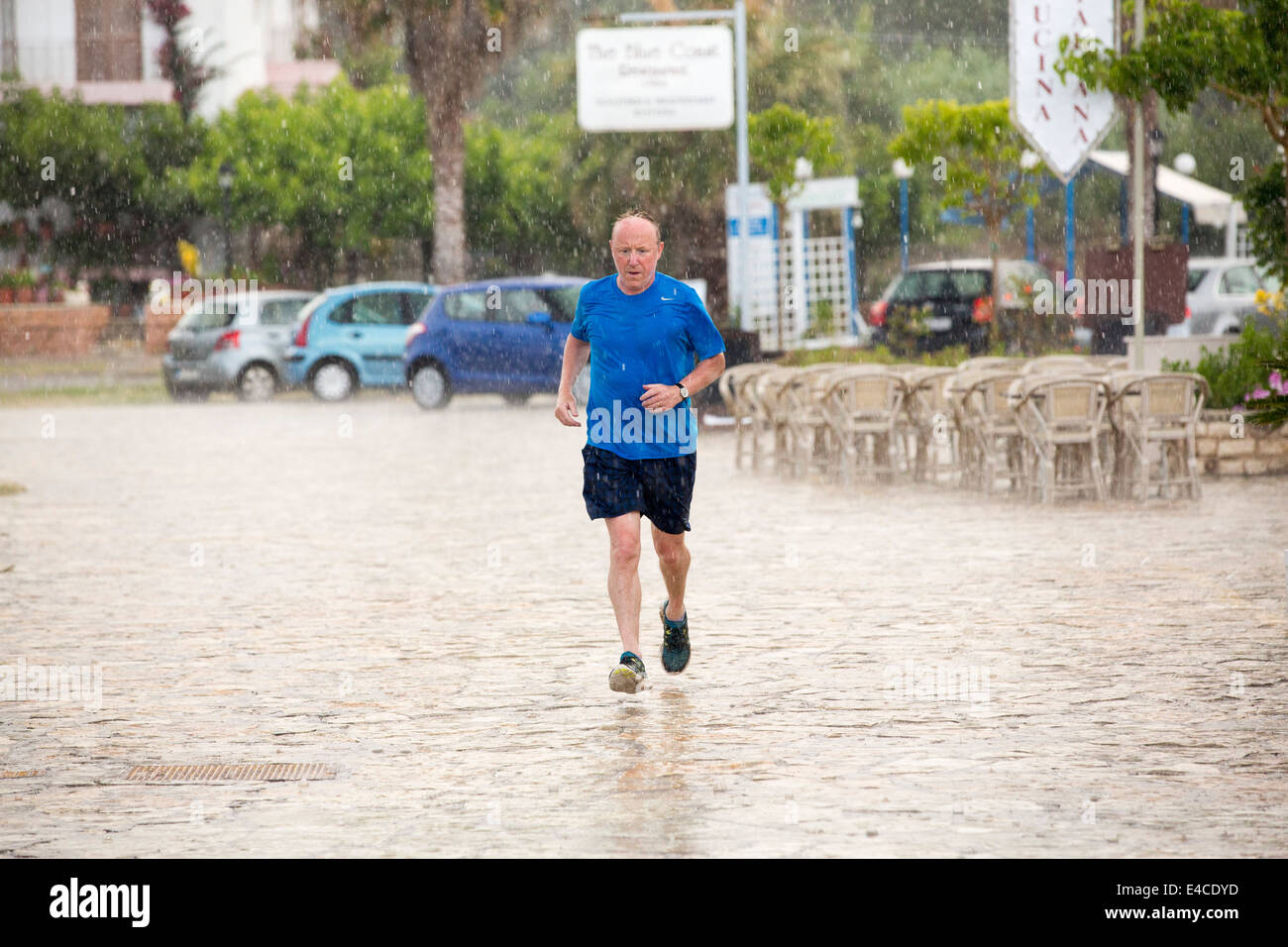 Man running in rain hi-res stock photography and images - Alamy