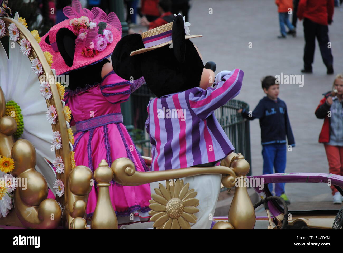 Disneyland paris mickey minnie mouse hi-res stock photography and ...