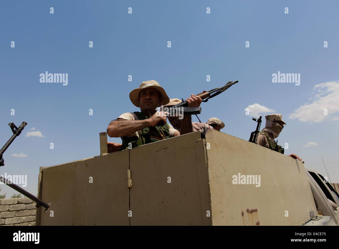 Kurdish fighters grab their weapons and equipment and rush to reinforce ...