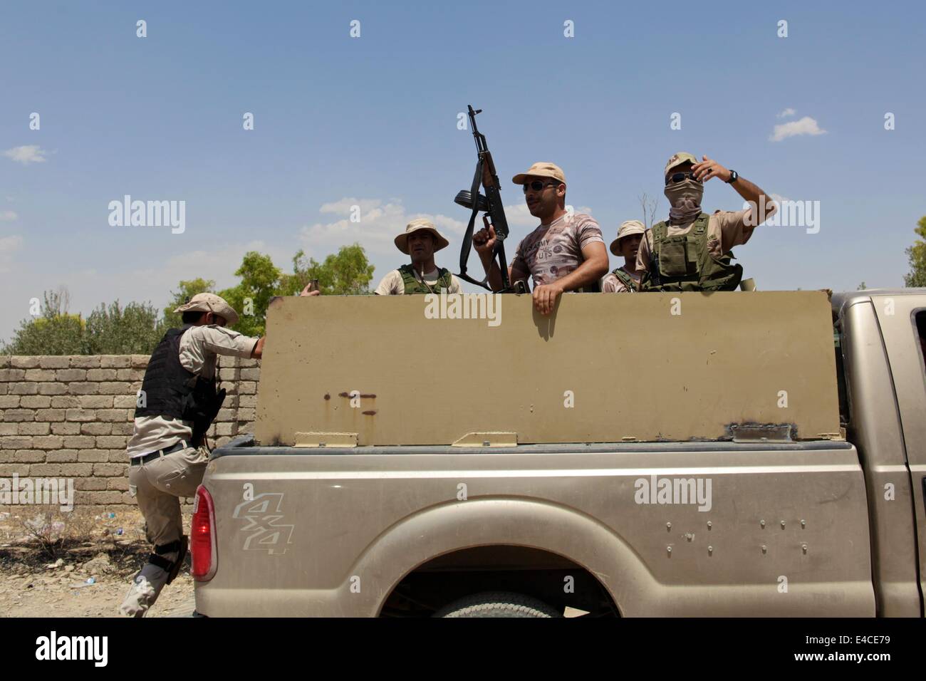 Kurdish fighters grab their weapons and equipment and rush to reinforce ...