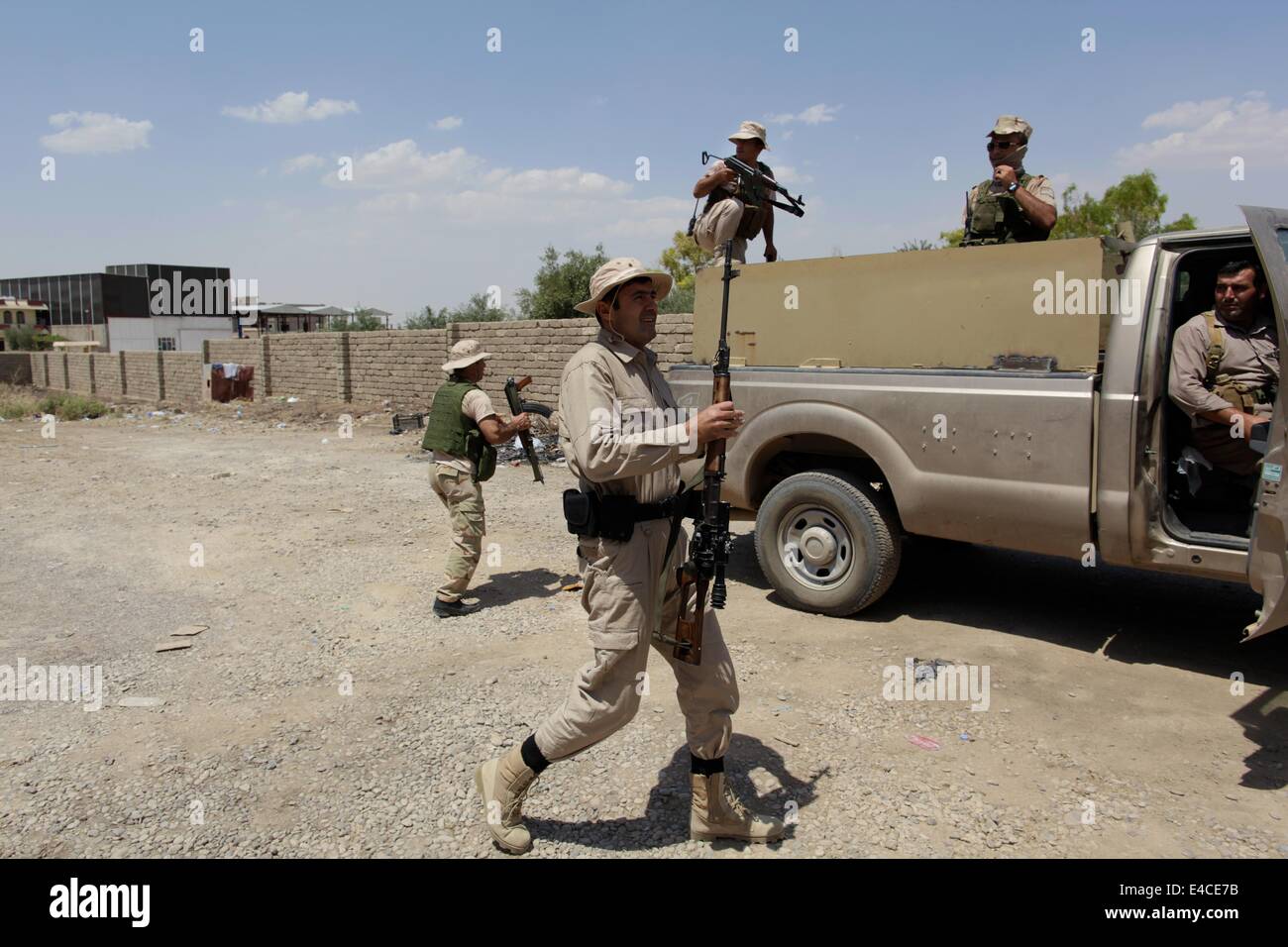 Kurdish fighters grab their weapons and equipment and rush to reinforce ...