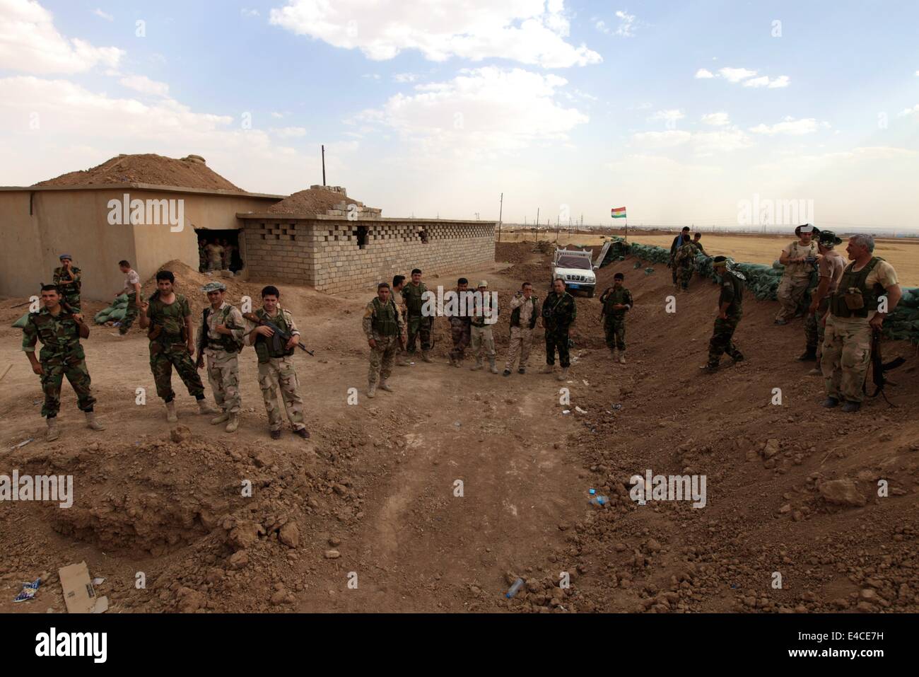 Kurdish defense line hi-res stock photography and images - Alamy