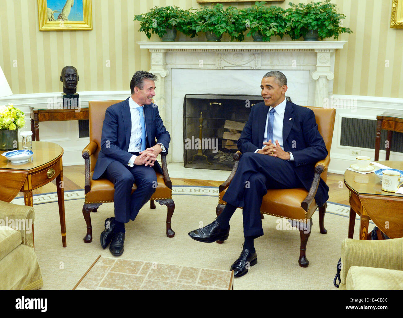 President obama in oval office hi-res stock photography and images - Alamy