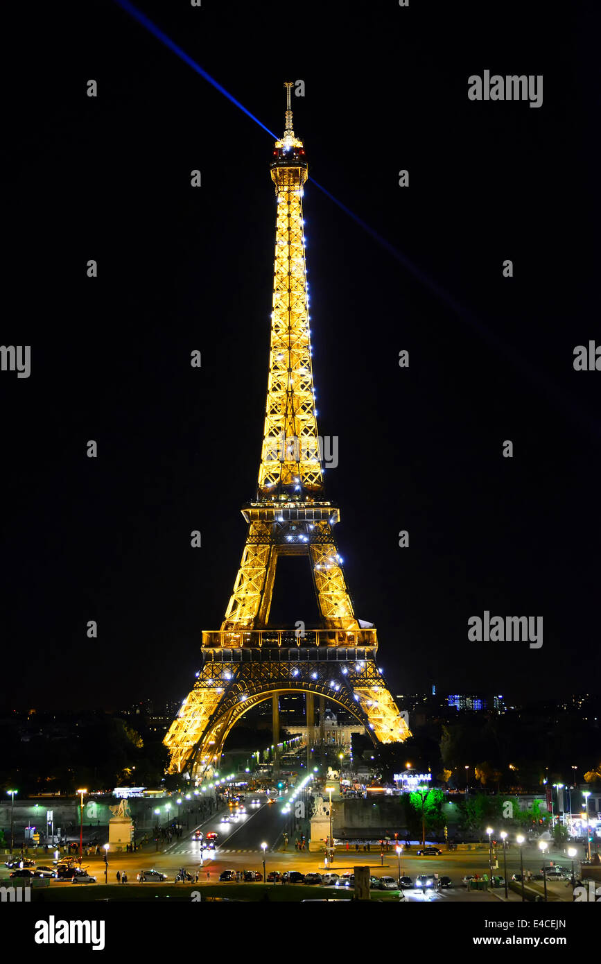 Eiffel tower night family hi-res stock photography and images - Alamy