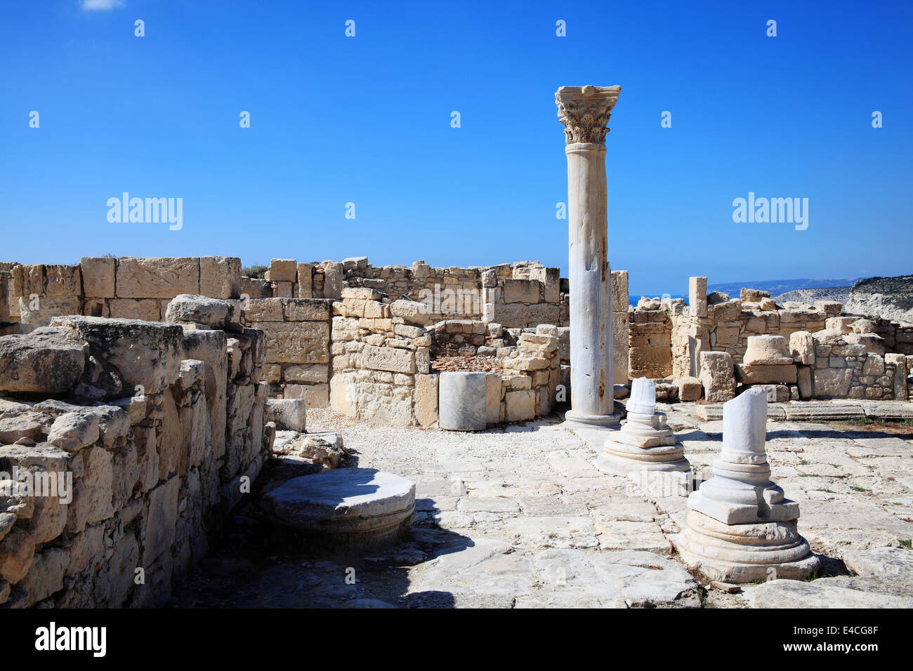Roman columns clear blue sky hi-res stock photography and images - Alamy