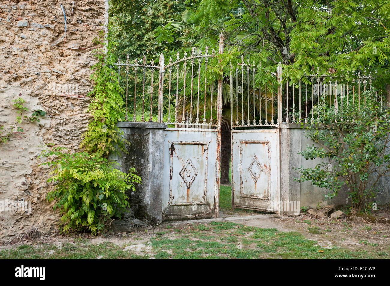 Rusty old iron gates Stock Photo - Alamy