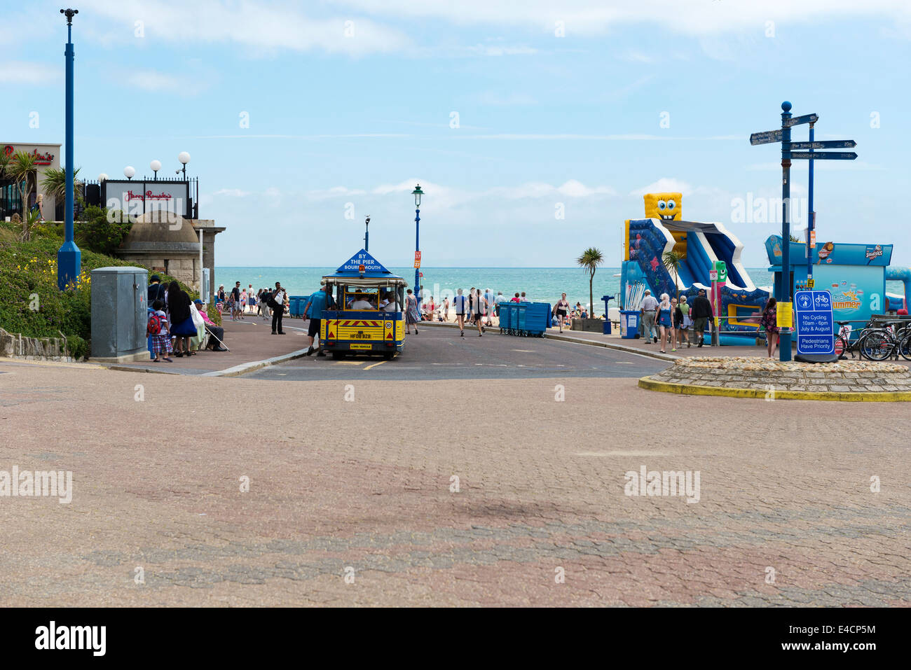 Tourists bournemouth hi-res stock photography and images - Alamy