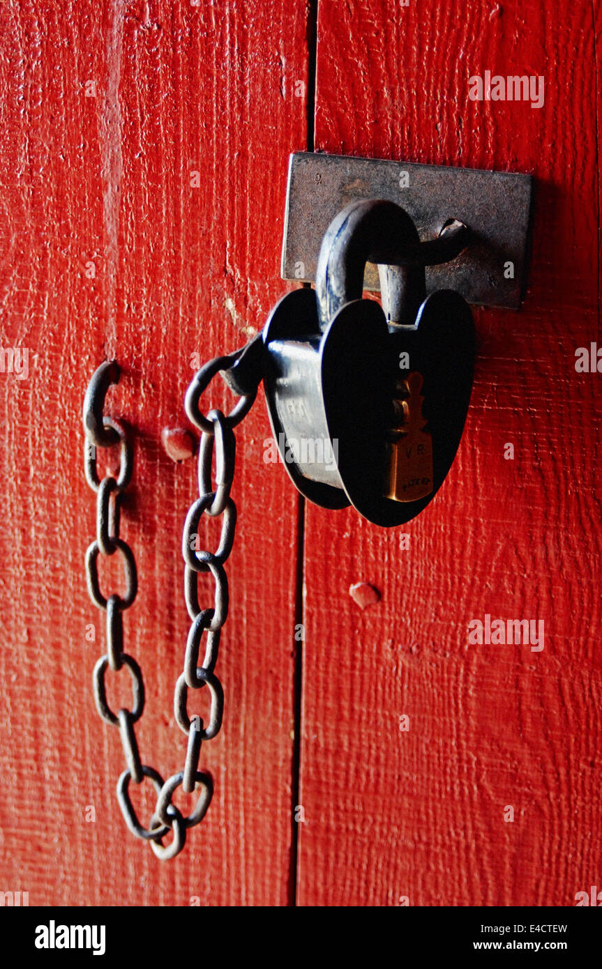 Heart shaped lock and chain Stock Photo - Alamy