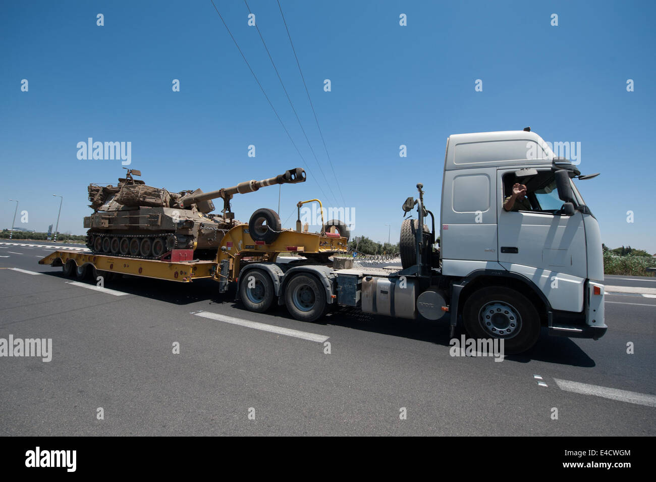 South Israel. 8th July, 2014. A truck carrying an Israeli army's ...