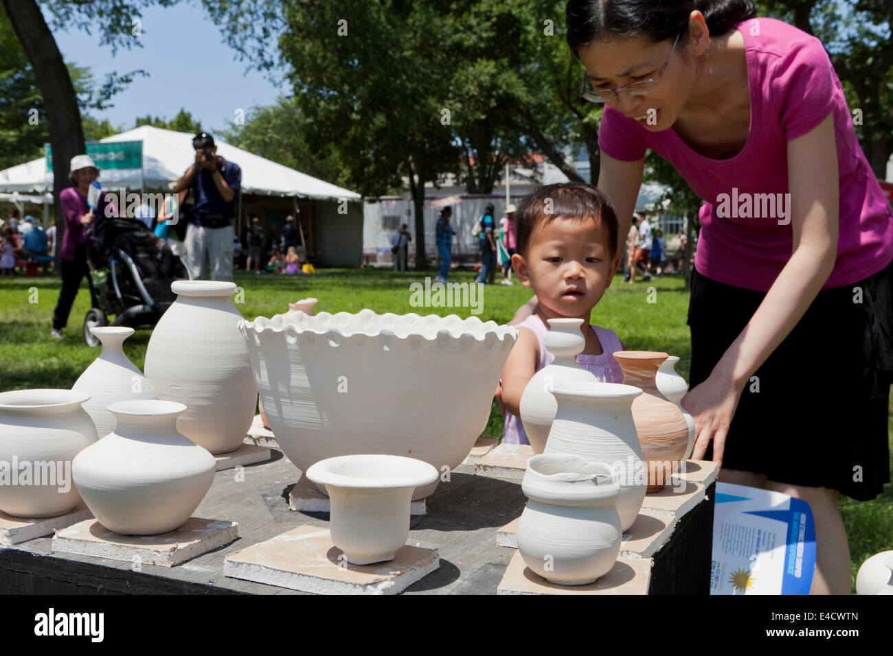 Unfired Chinese porcelain pottery Stock Photo - Alamy