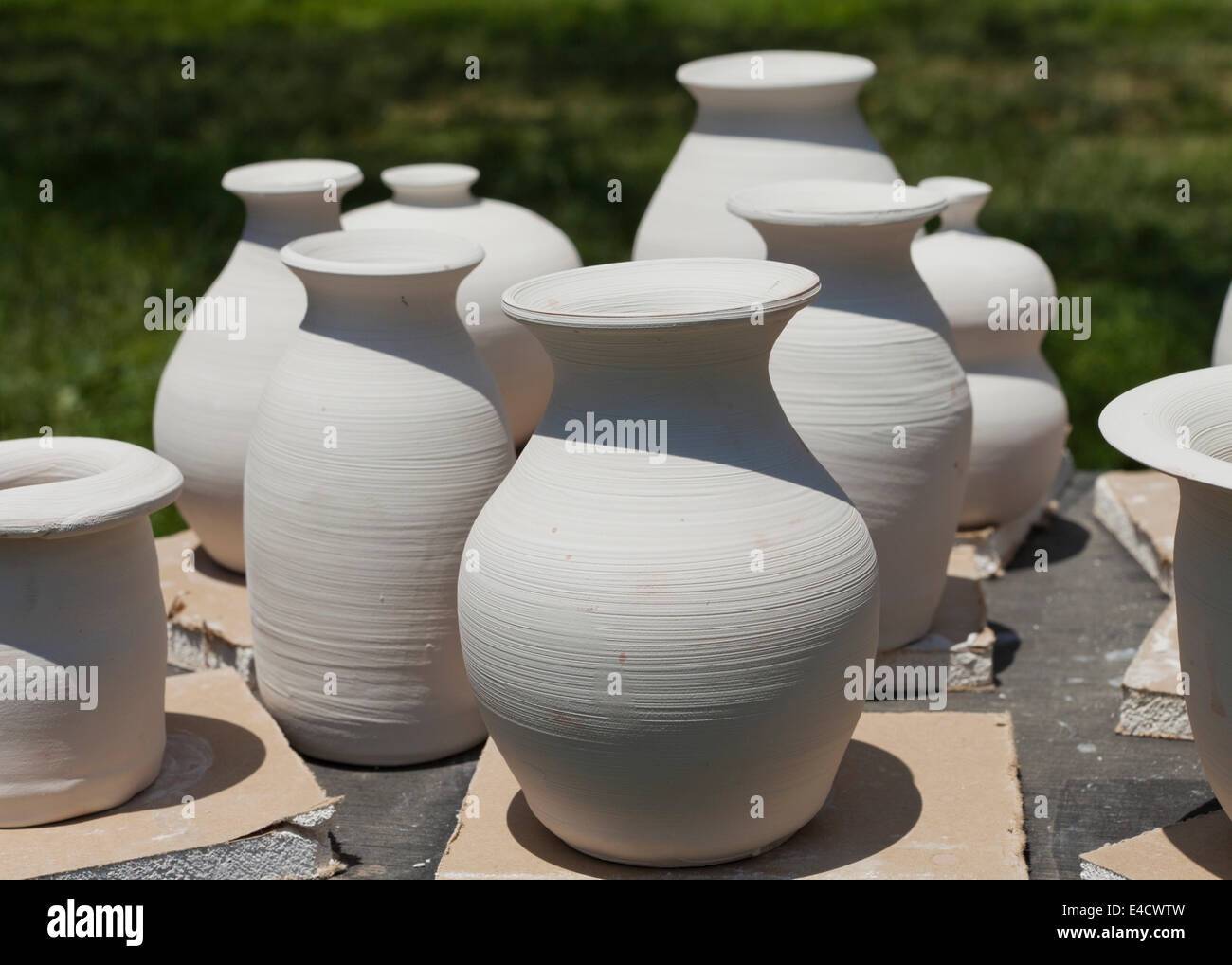 Unfired Chinese porcelain pottery Stock Photo - Alamy