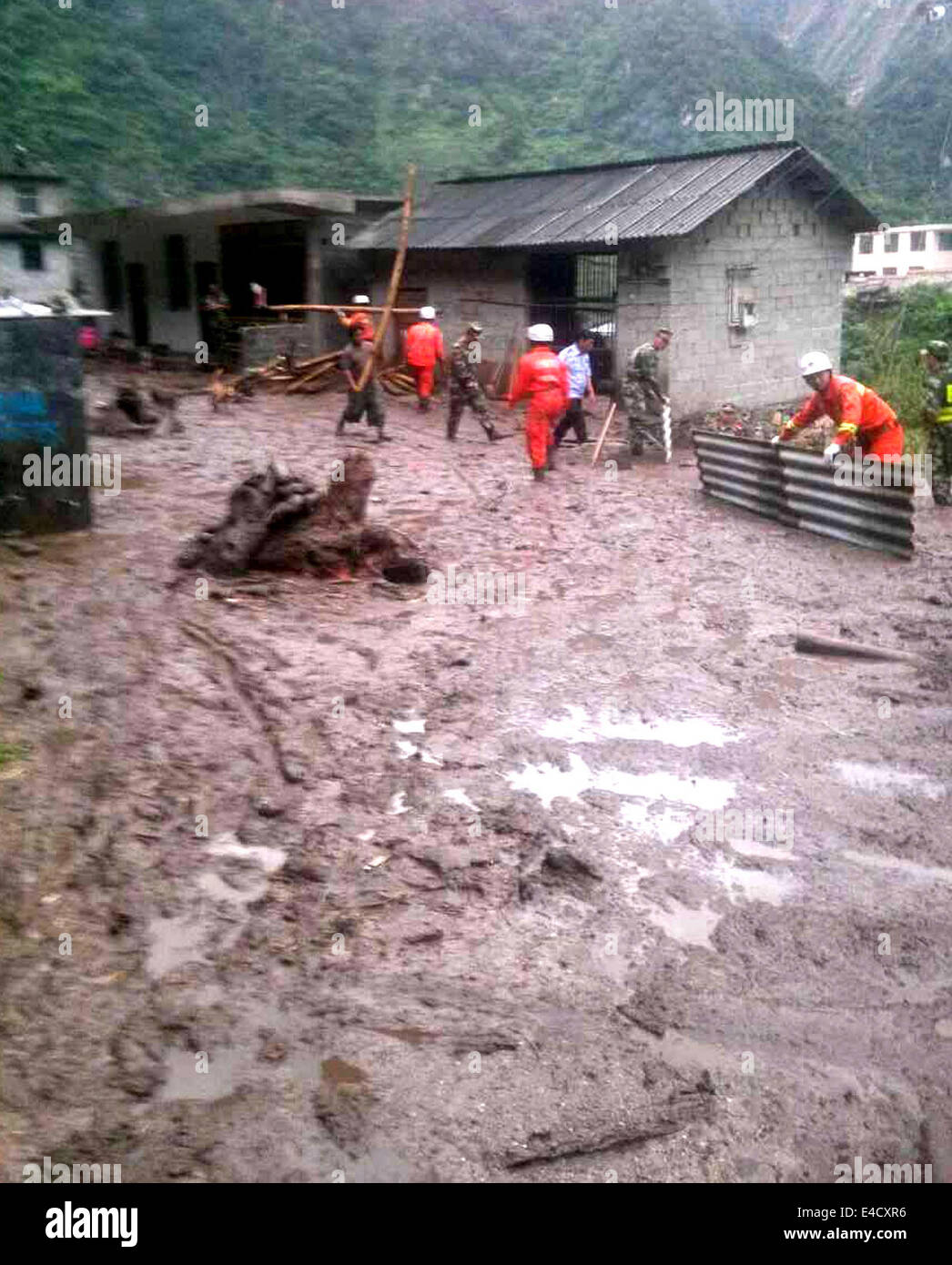 Kunming. 9th July, 2014. Photo taken with a mobile phone shows rescuers ...