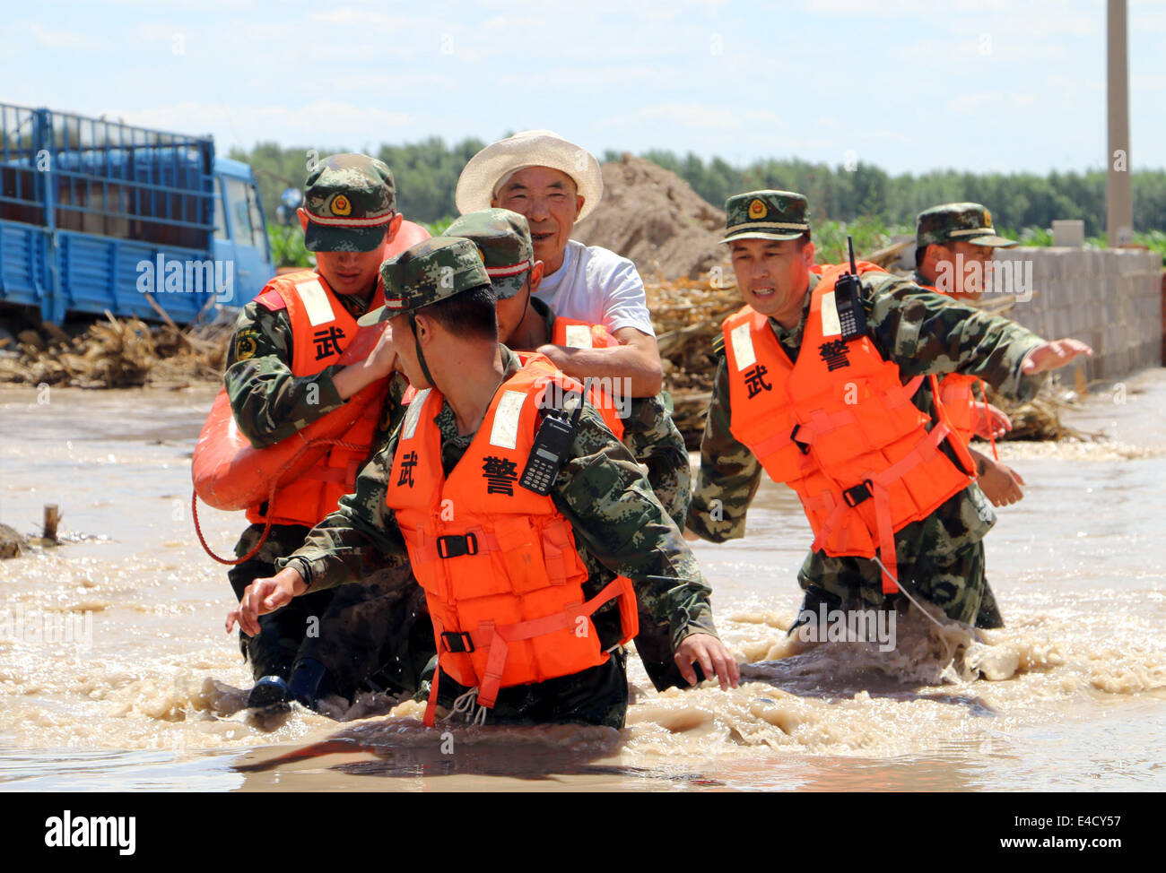 (140709) --BAICHENG, July 9, 2014 (Xinhua) -- Soldiers of Armed Police ...