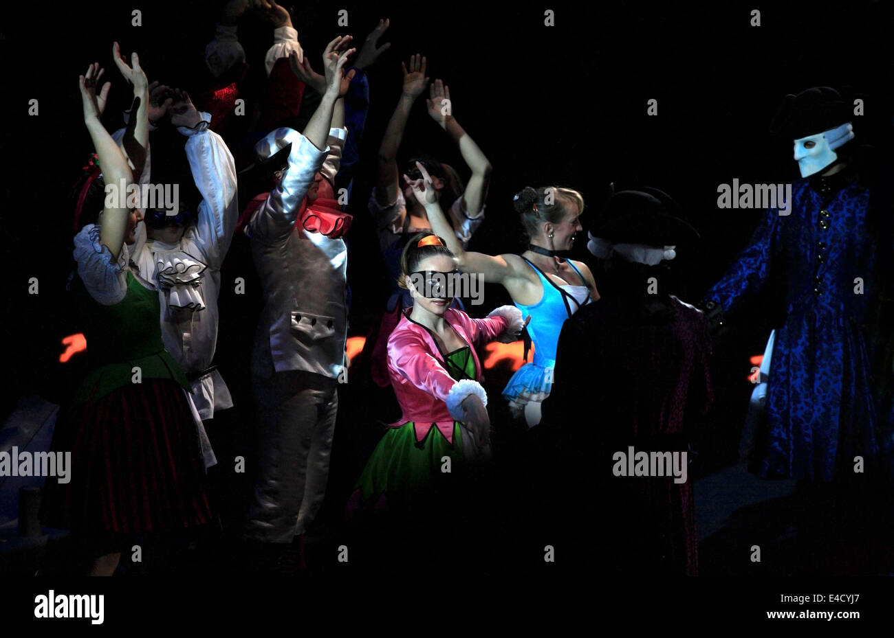 NEW YORK, NEW YORK - NOVEMBER 15: Circus dancers perform during Big ...