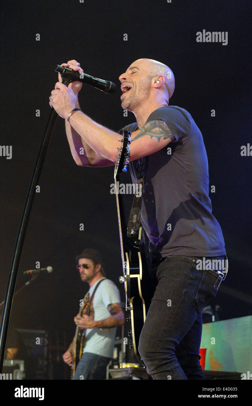 Raleigh, NC, USA. 8th July, 2014. Singer CHRIS DAUGHTRY of the rock ...