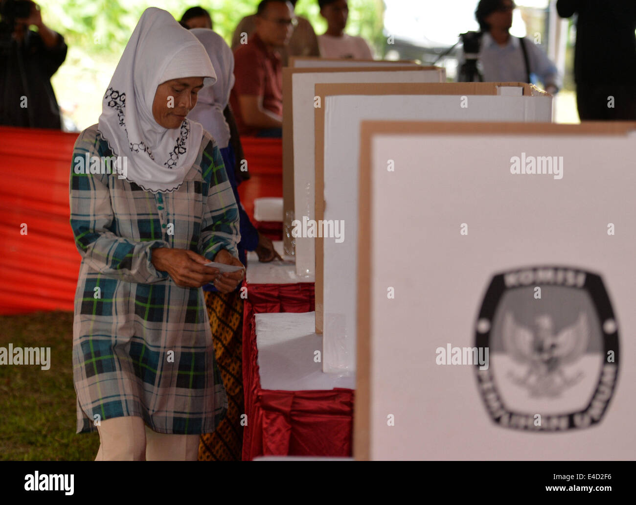Woman casts ballot general hi-res stock photography and images - Alamy