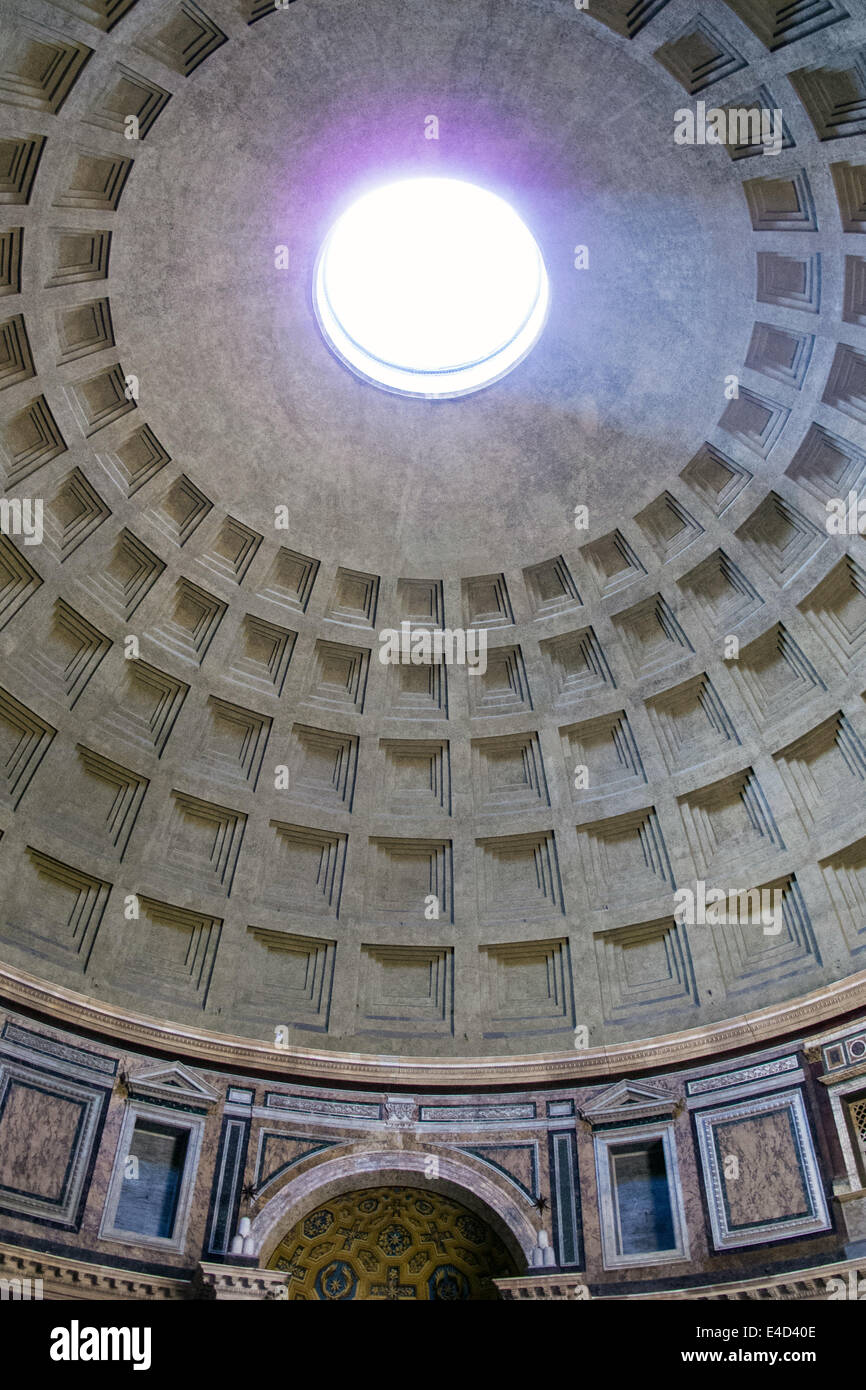 The oculus (opening) of the Pantheon in Rome Stock Photo - Alamy