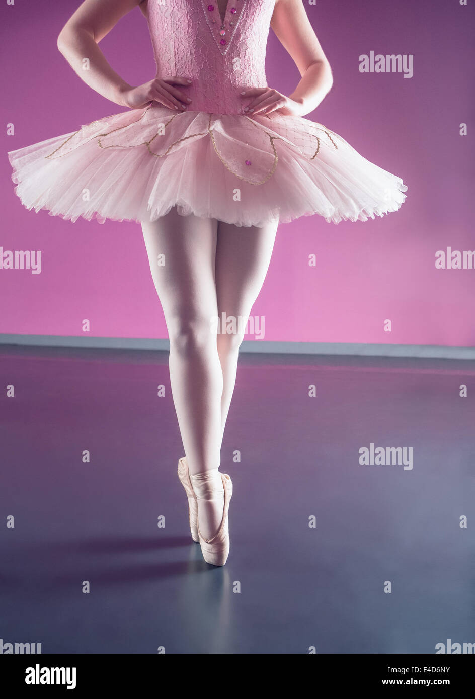 Graceful ballerina standing en pointe Stock Photo - Alamy