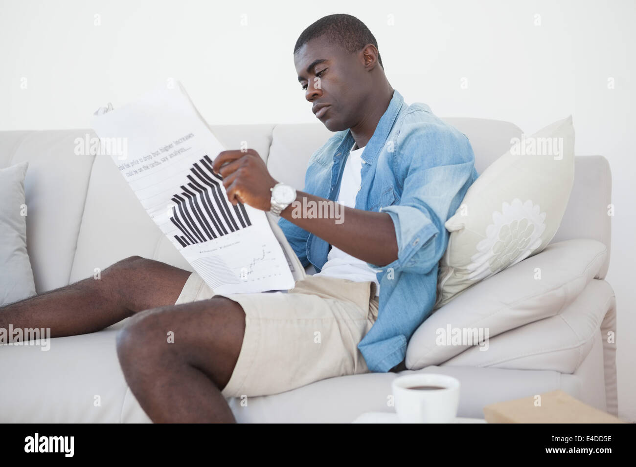 Man sitting reading paper hi-res stock photography and images - Alamy