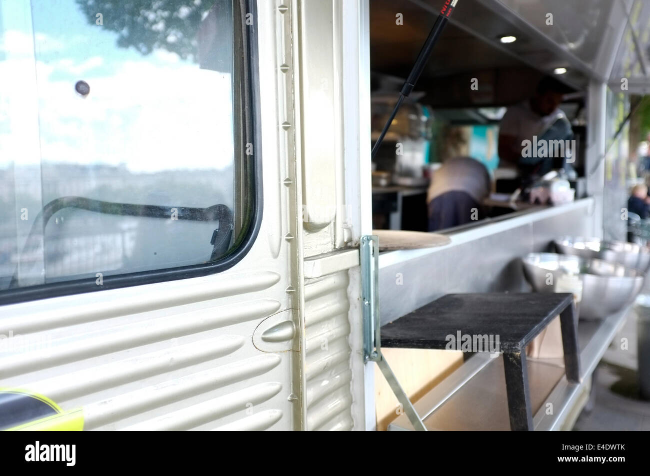 Mobile food truck Stock Photo - Alamy