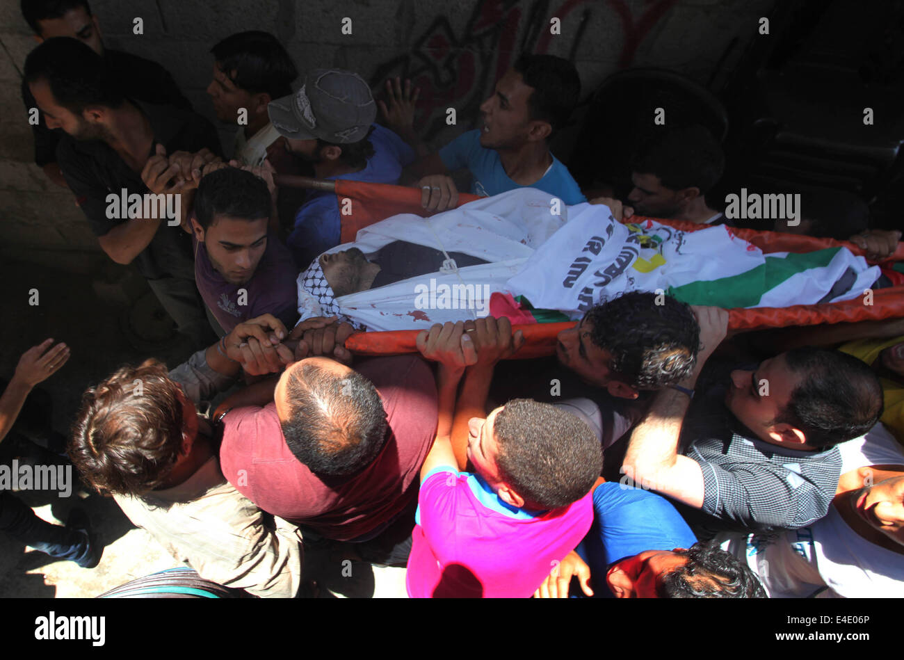 Gaza, Palestinian Territories. 7th July, 2014. Mourners carry the body ...