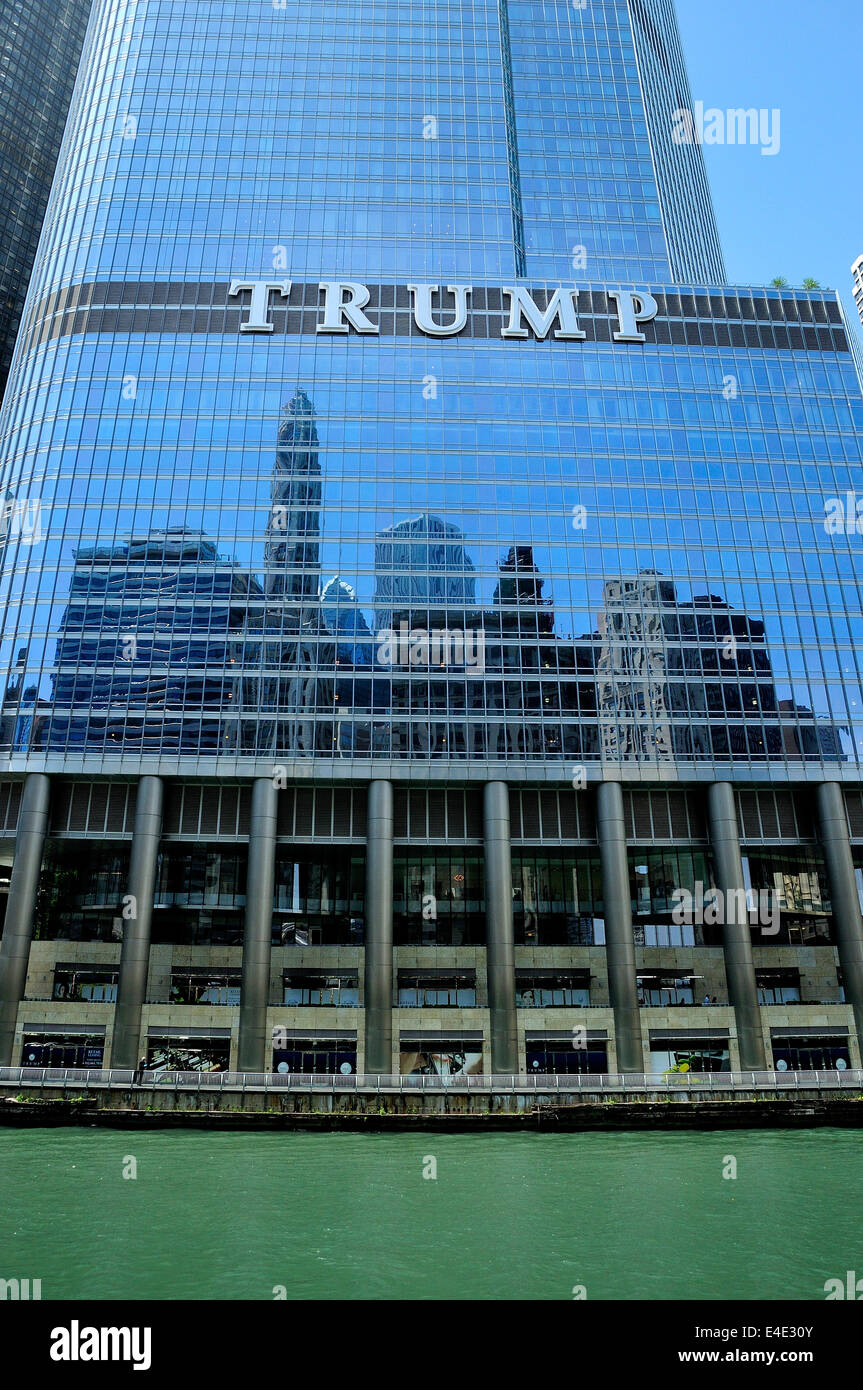 Trump Tower across the Chicago River from the entrance to the Riverwalk ...