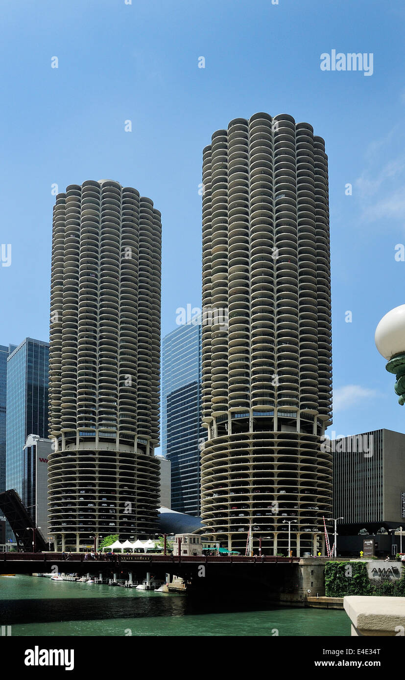 Chicago's Marina Towers along the Chicago River Stock Photo - Alamy