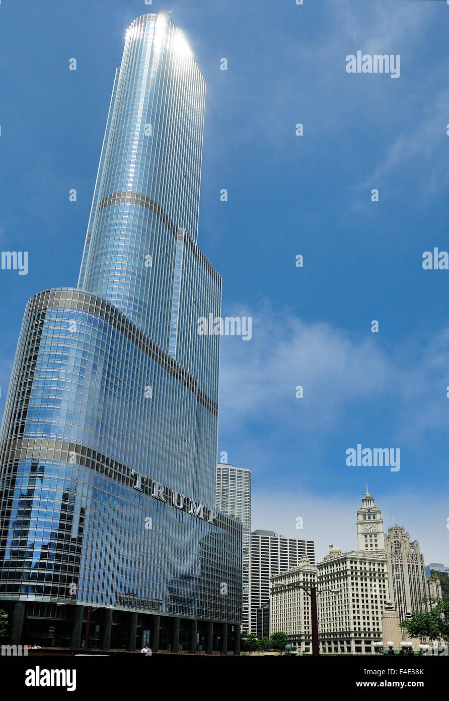 Looming skyscraper hi-res stock photography and images - Alamy