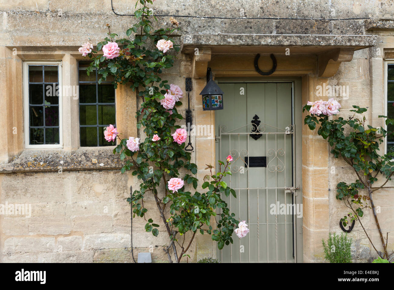 Country cottage roses hi-res stock photography and images - Alamy