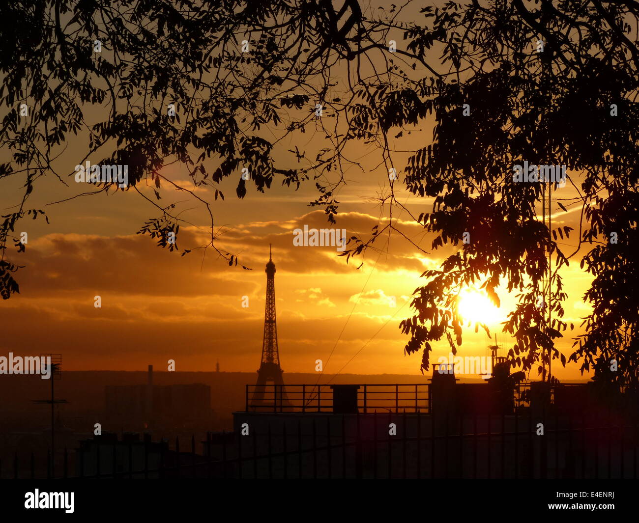 Sunset behind the Eiffel Tower from Sacre Coeur Stock Photo - Alamy
