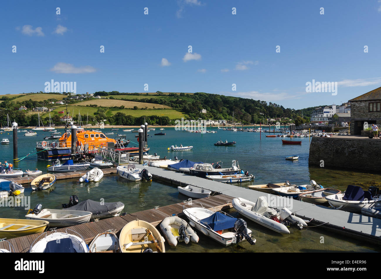 Boats moored on a pontoon in the Salcombe Estuary on a sunny day Stock ...