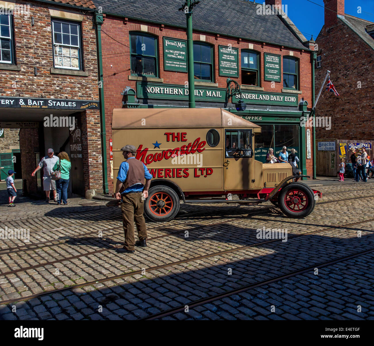 Brewery dray delivering beer hi-res stock photography and images - Alamy