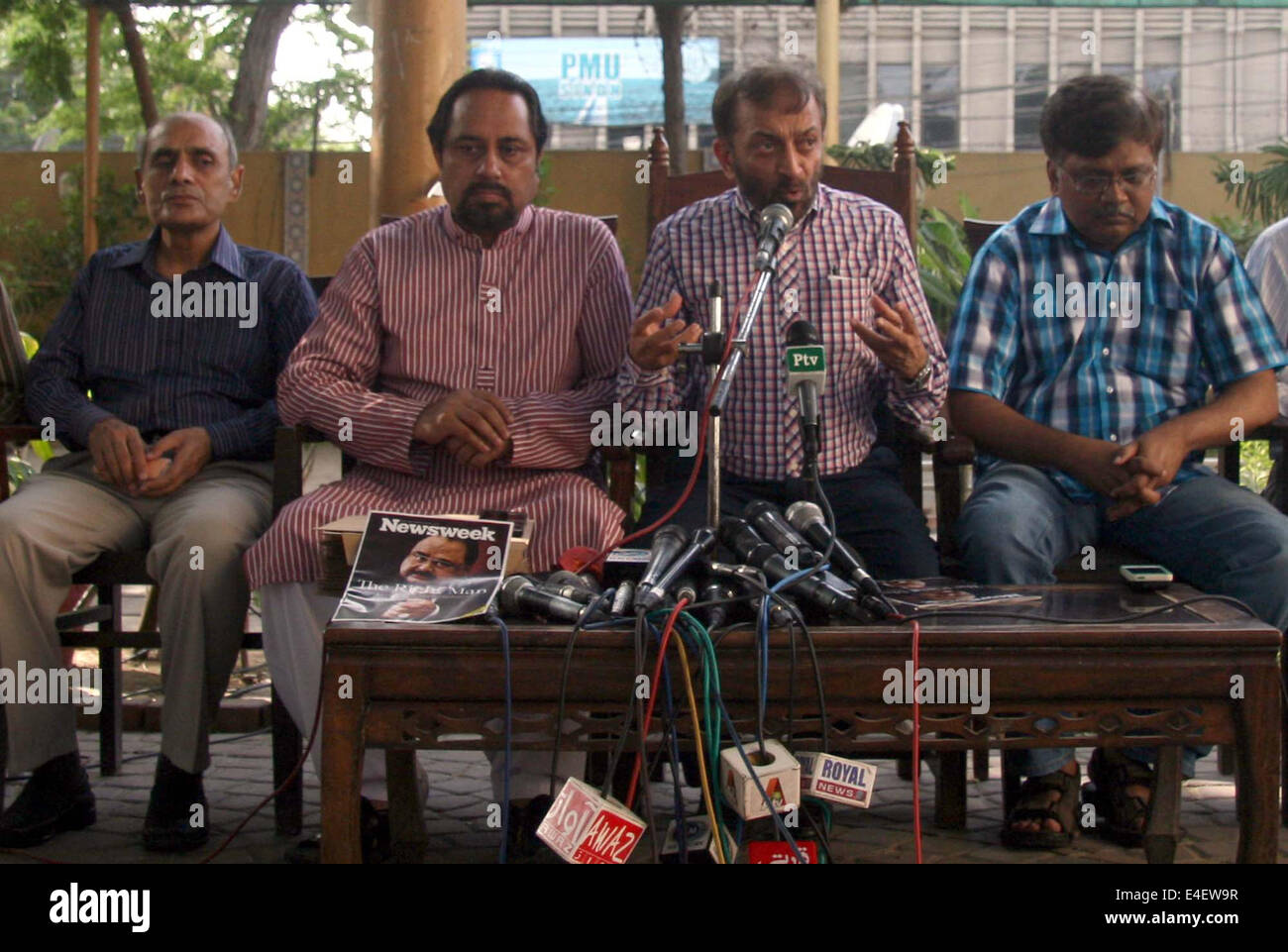 Dr farooq sattar addresses to media hi-res stock photography and images ...