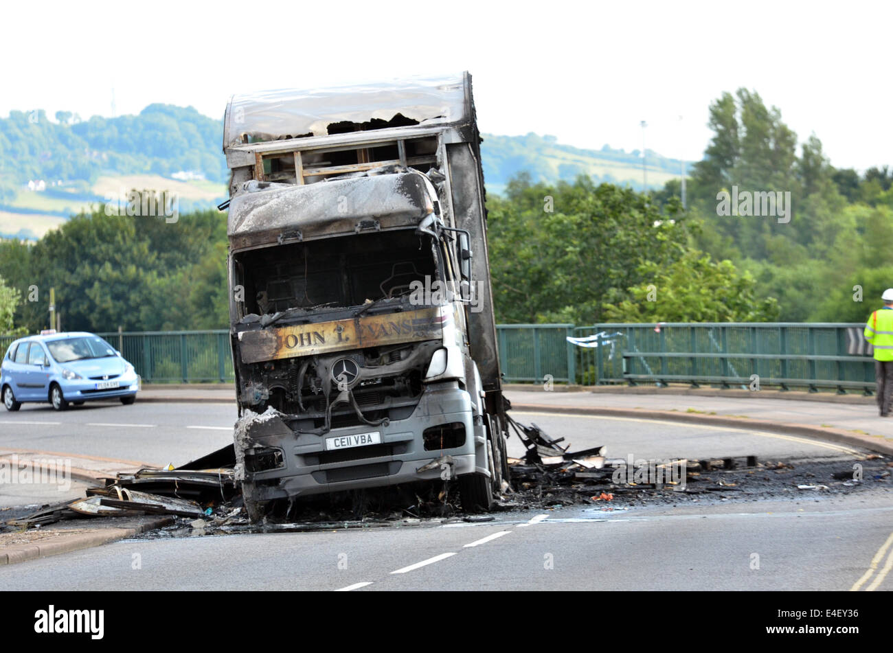 Burnt out lorry hi-res stock photography and images - Alamy