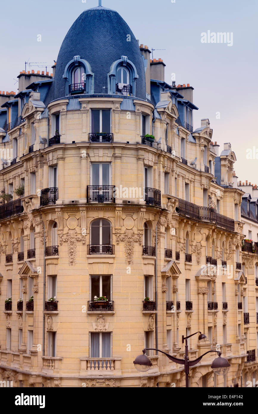 Traditional apartment building in Paris, France Stock Photo - Alamy
